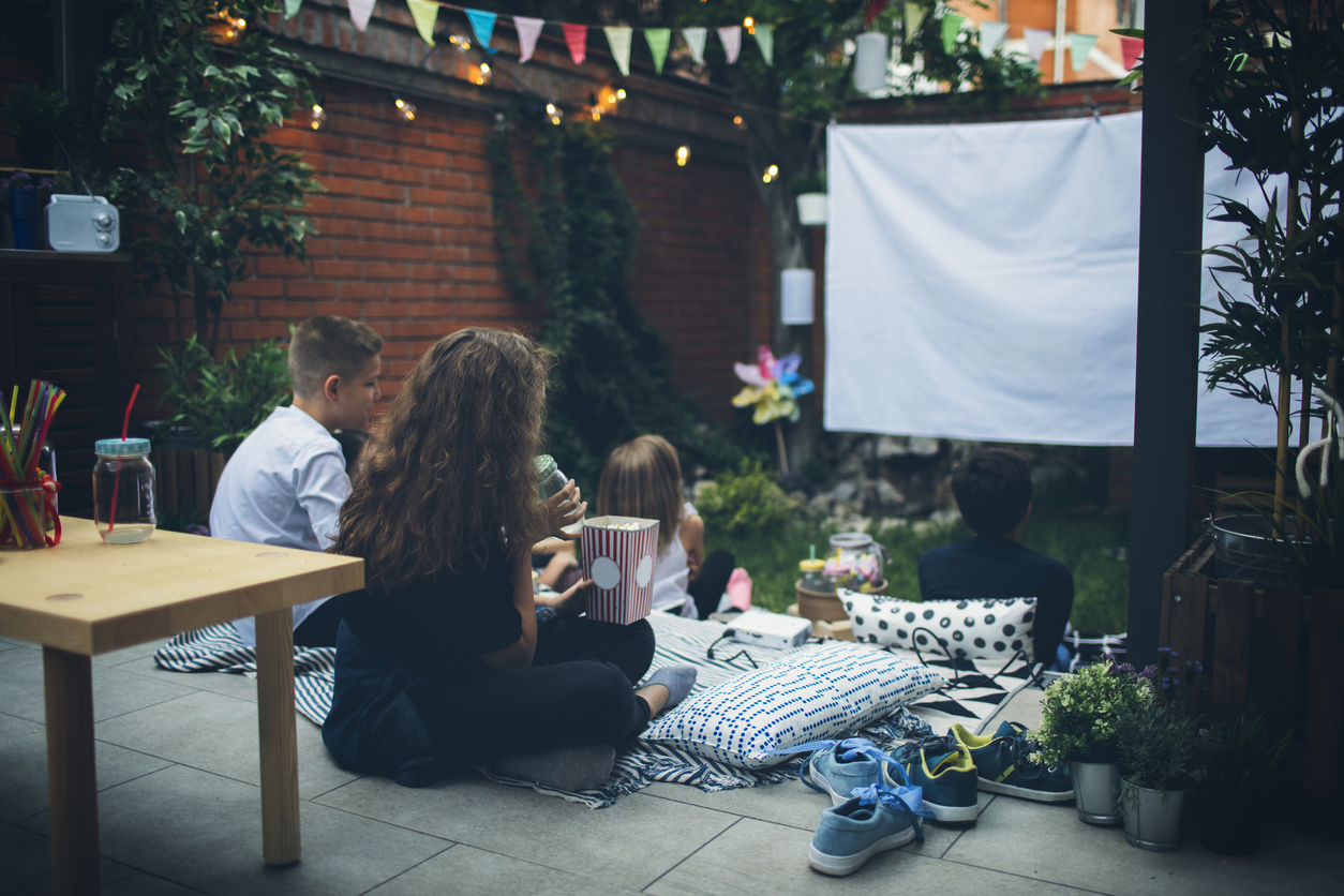 How to Create the Ultimate Backyard Family Movie Night - SavvyMom